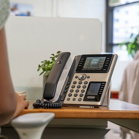 Poly Edge E400 - VoIP phone with caller ID/call waiting - 3-way call ...