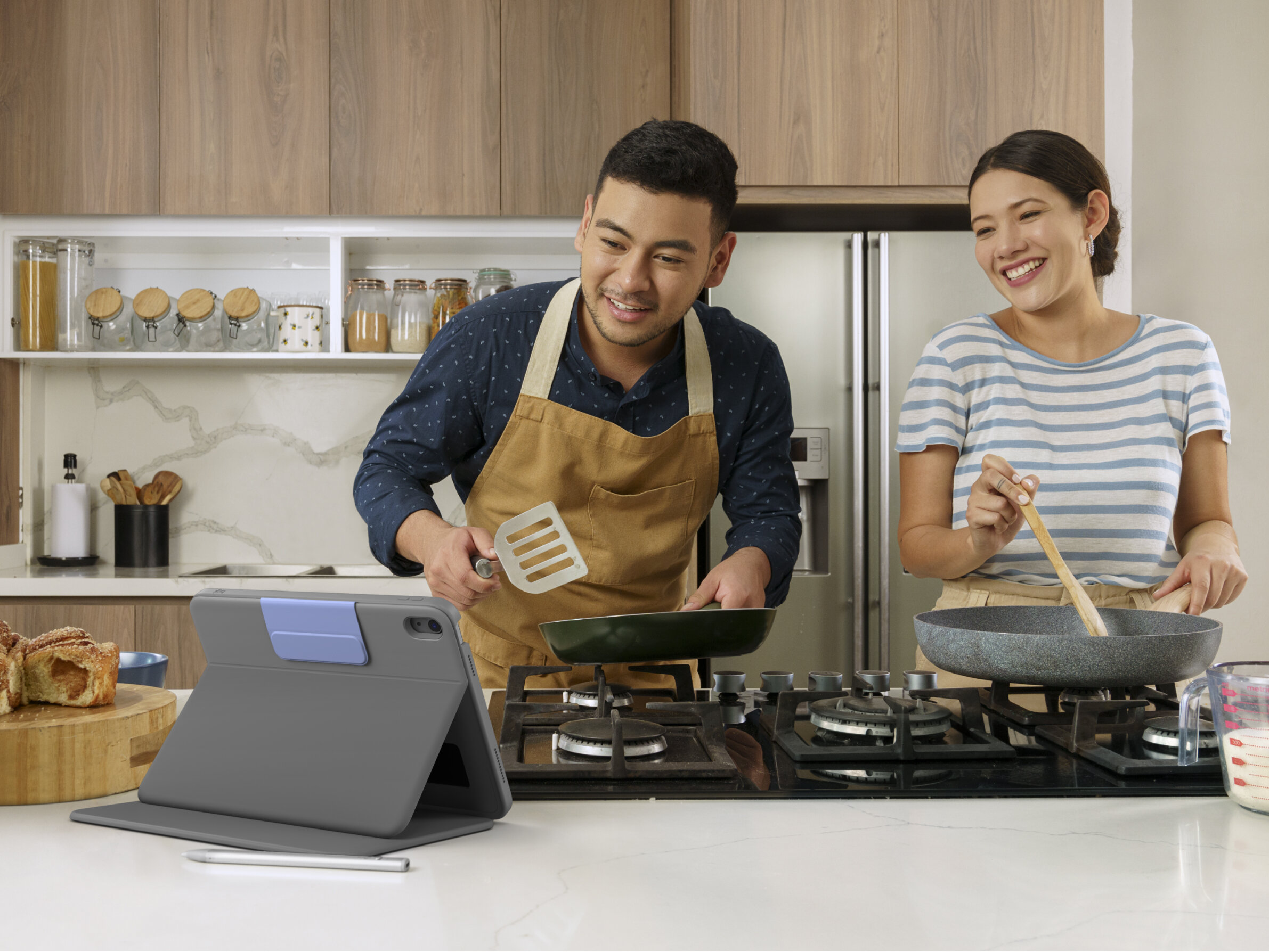 Logitech Rugged Folio - keyboard and folio case - QWERTY - Spanish ...